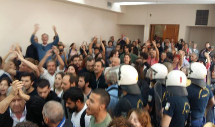 Όταν το “ΚΑΝΕΝΑ ΣΠΙΤΙ ΣΤΑ ΧΕΡΙΑ ΤΡΑΠΕΖΙΤΗ” κάνει το δικαστικό μέγαρο να ...